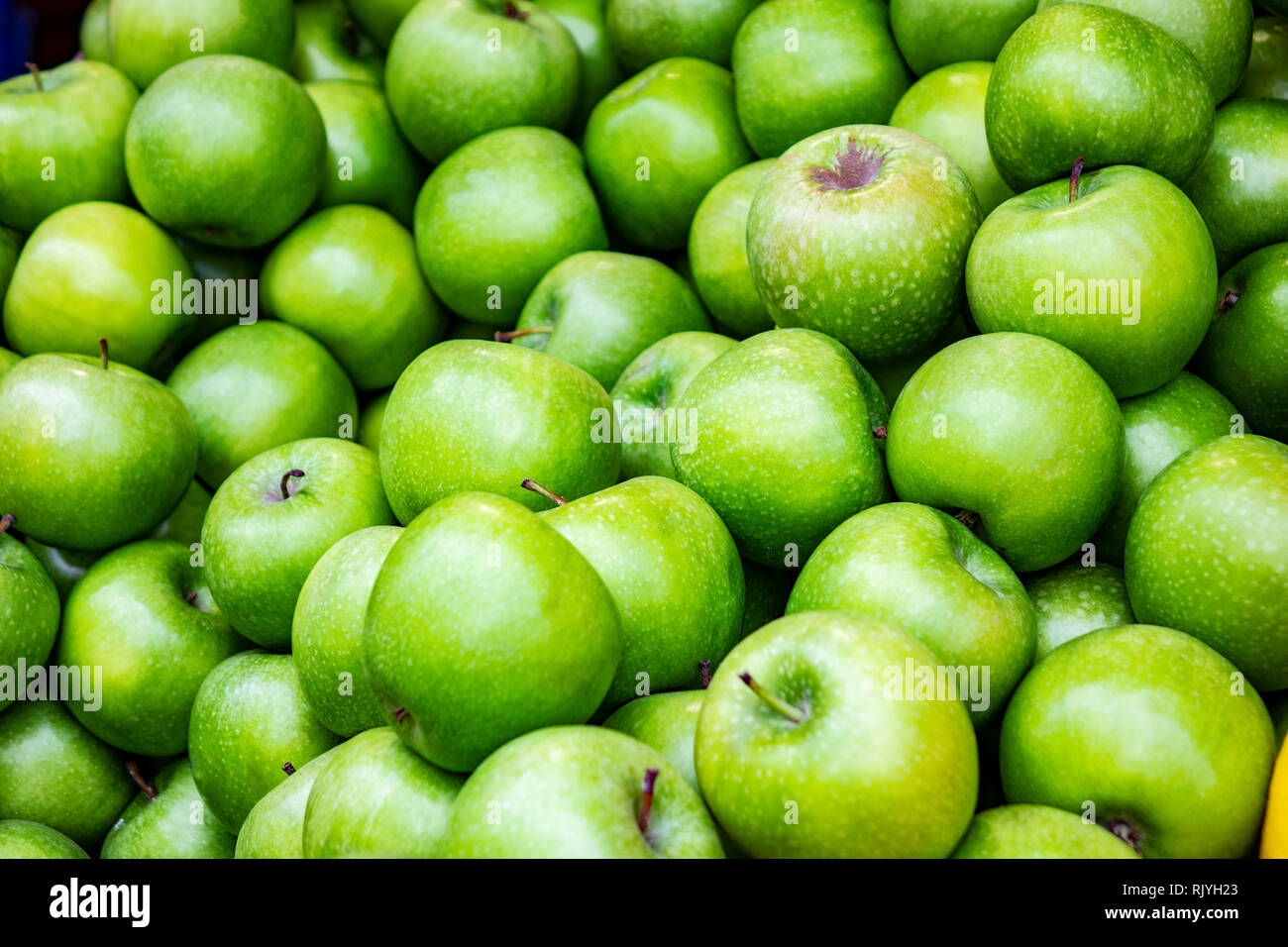 Bunch of green apples in supermarket Stock Photo - Alamy