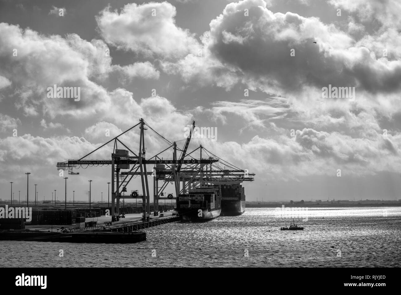 Containers ships in port Black and White Stock Photos & Images - Alamy