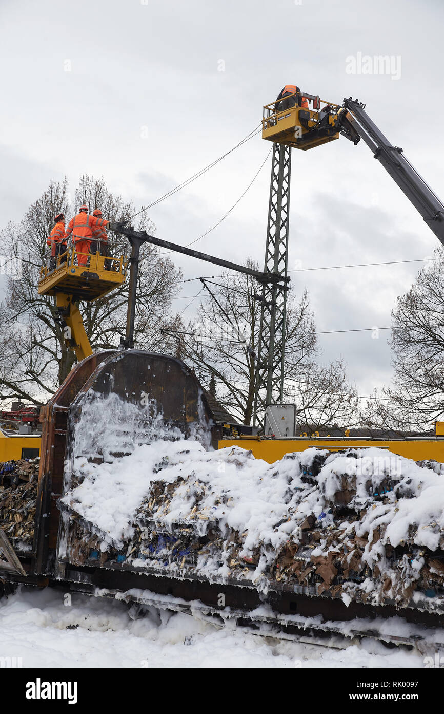 Unkel, Germany. 07th Feb, 2019. After the fire of four freight wagons ...