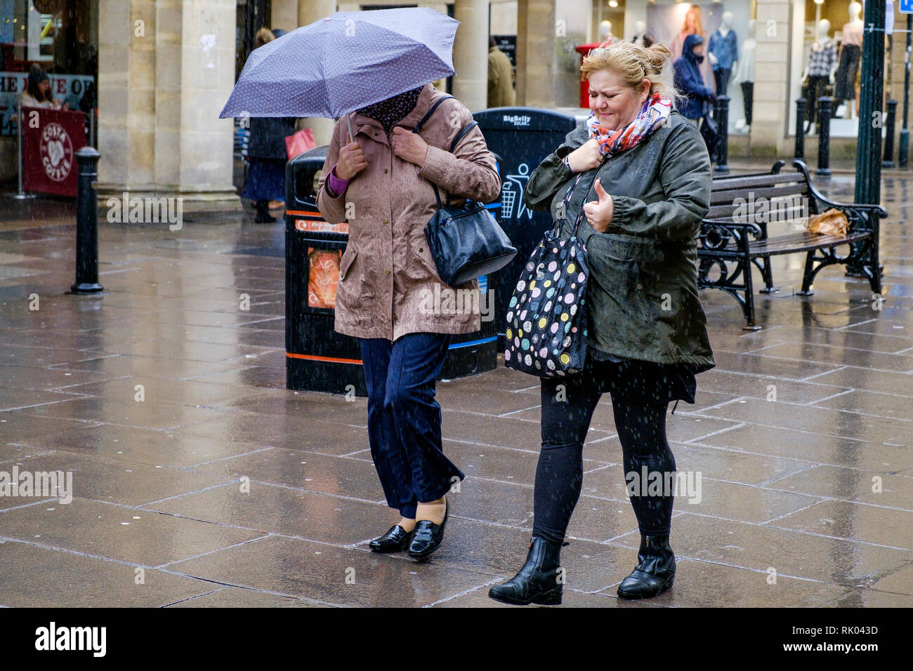 Bath, UK. 8th February, 2019. As storm Eric brings gales and heavy rain ...