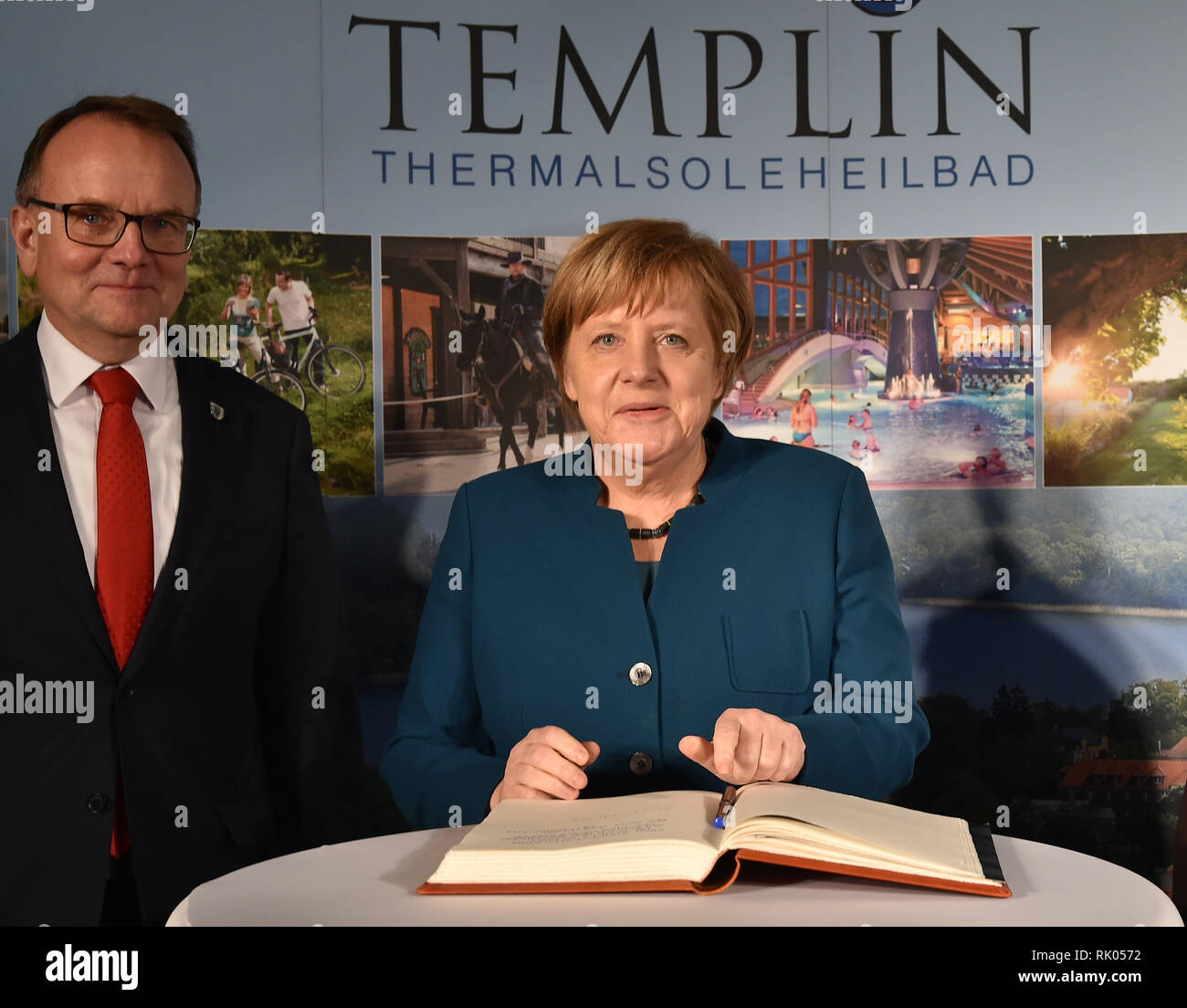 Templin, Germany. 08th Feb, 2019. Bodo Ihrke (Die Linke, l), Mayor of ...