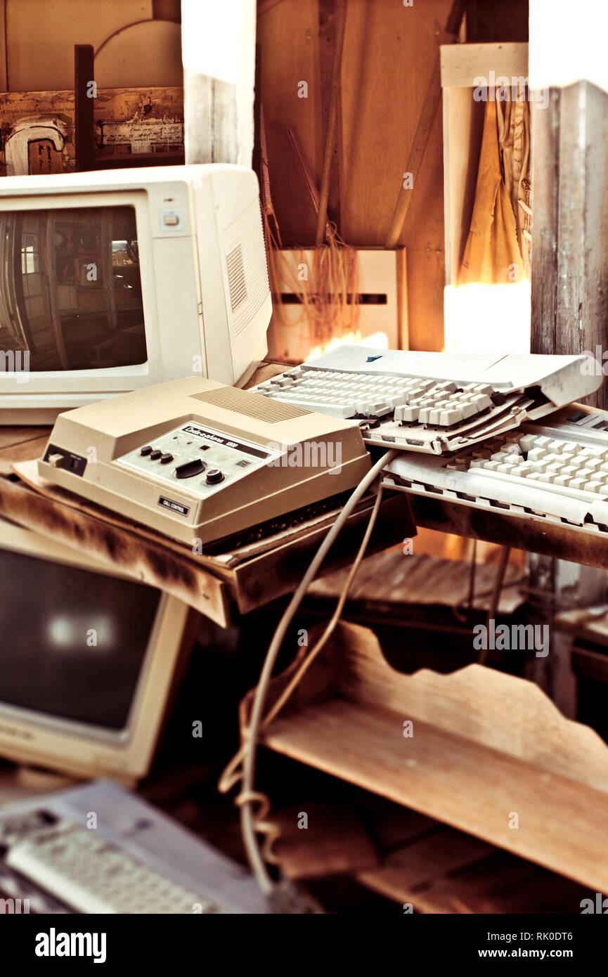 Abandoned computers hi-res stock photography and images - Alamy