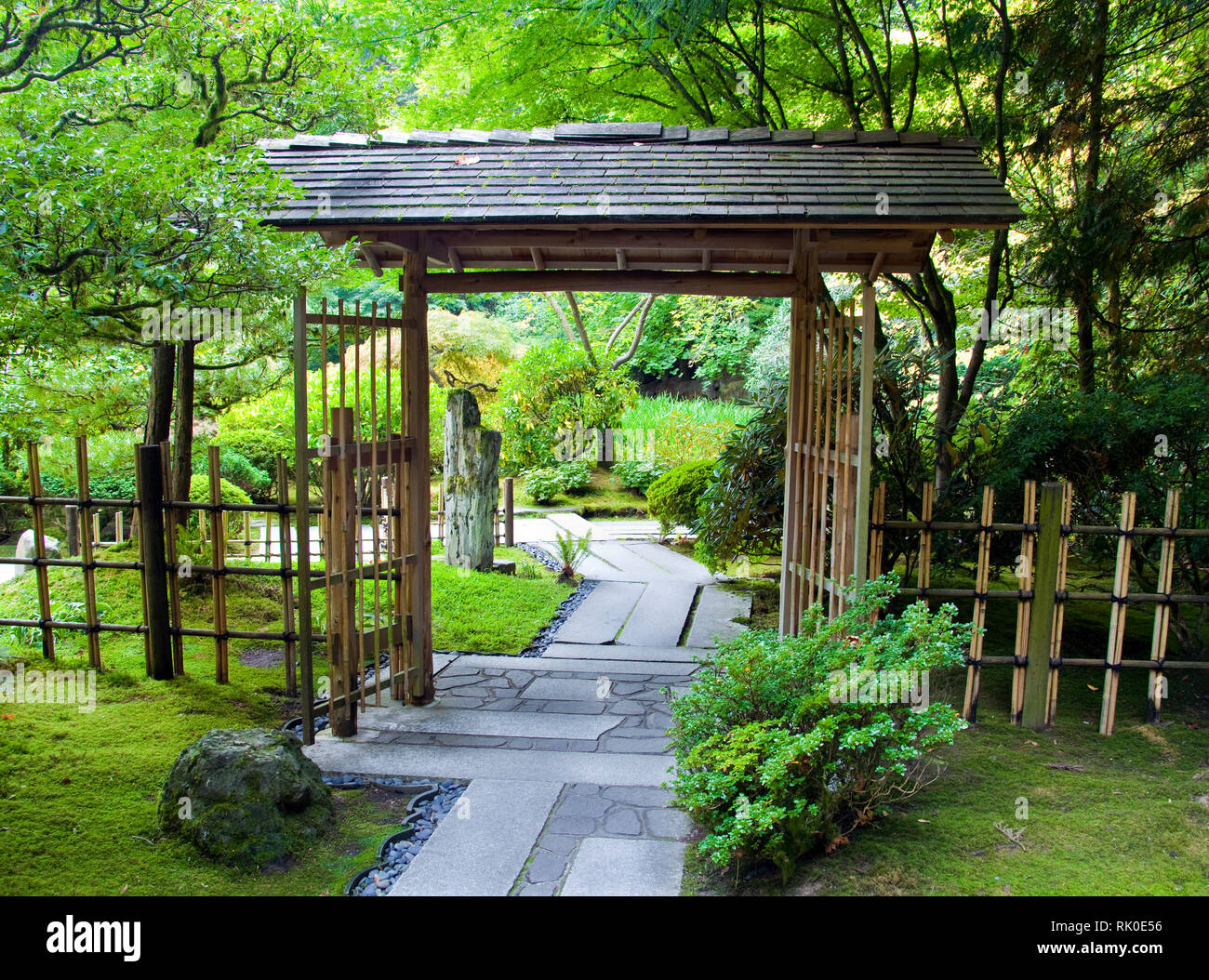 Portland japanese garden entrance hi-res stock photography and images ...