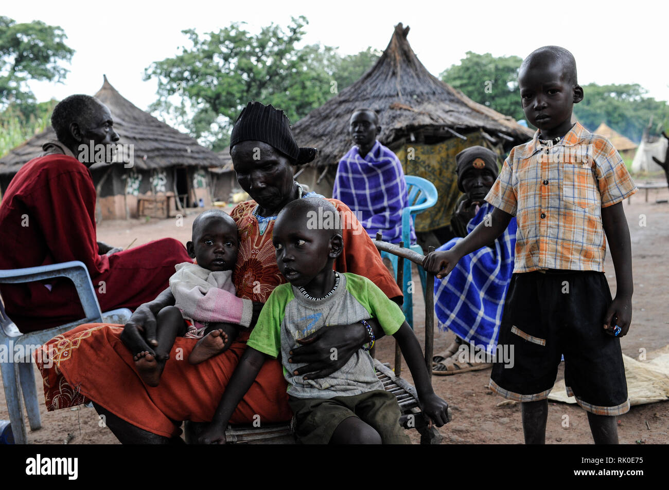 SOUTH SUDAN, Lakes State, village Mapuordit, Dinka family with five ...