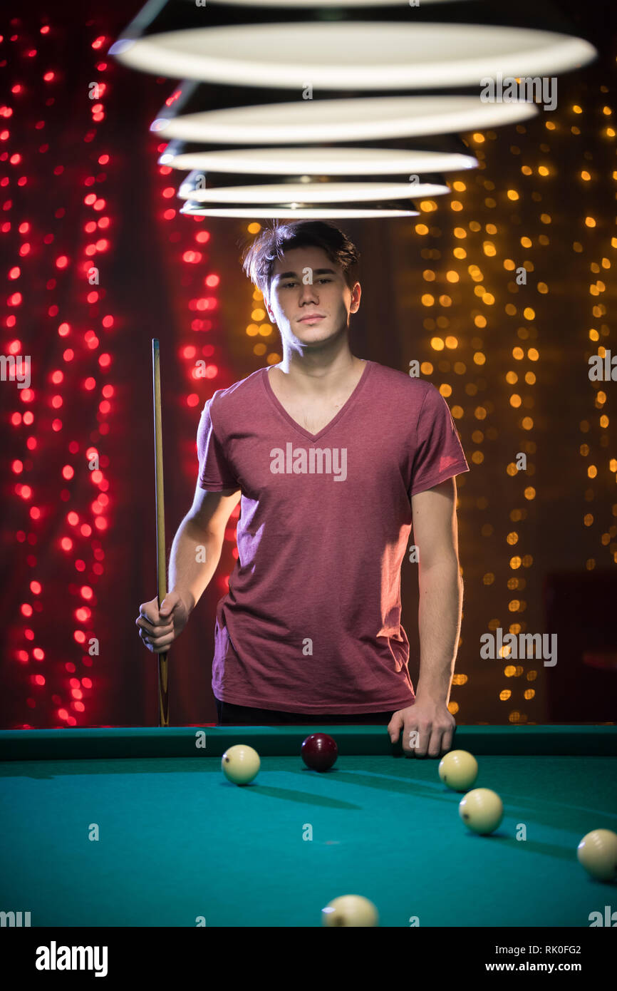 Snooker player holding a cue hi-res stock photography and images - Alamy
