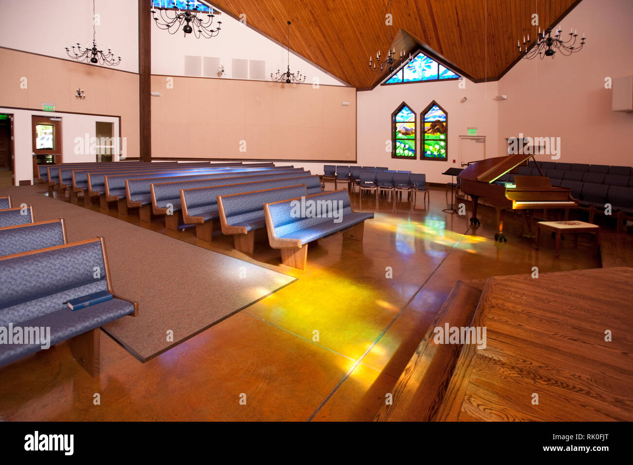 Pews seating empty hi-res stock photography and images - Alamy