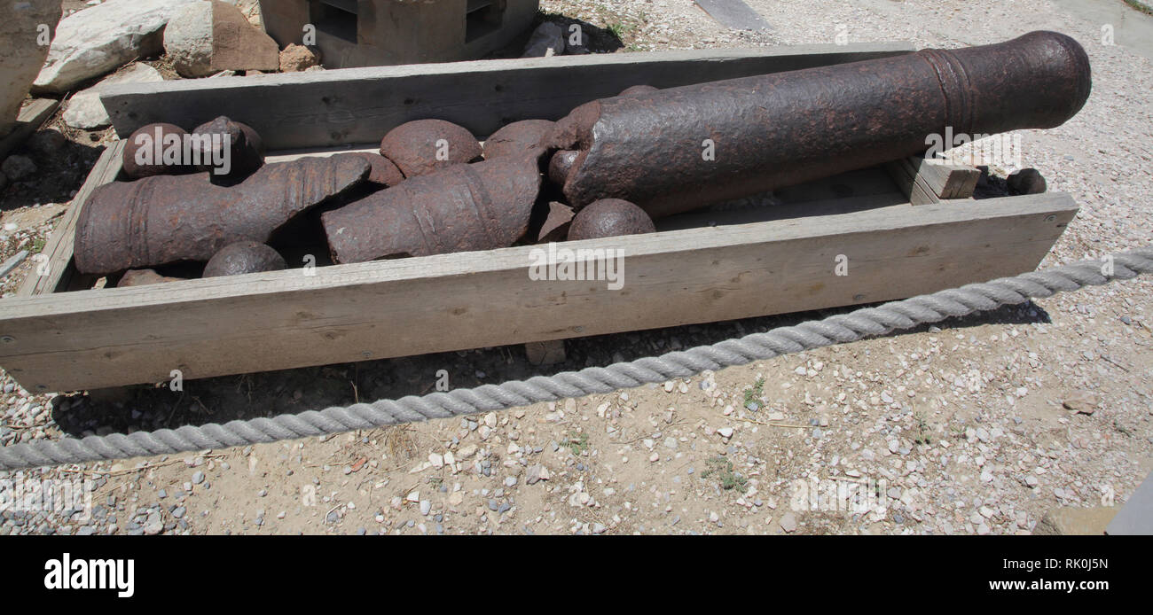 Ancient canon hi-res stock photography and images - Alamy