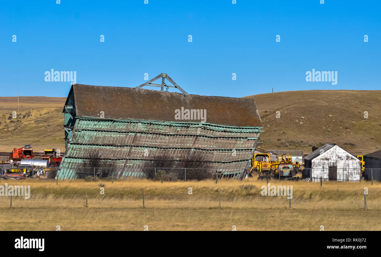 Old leaning barn Stock Photo - Alamy