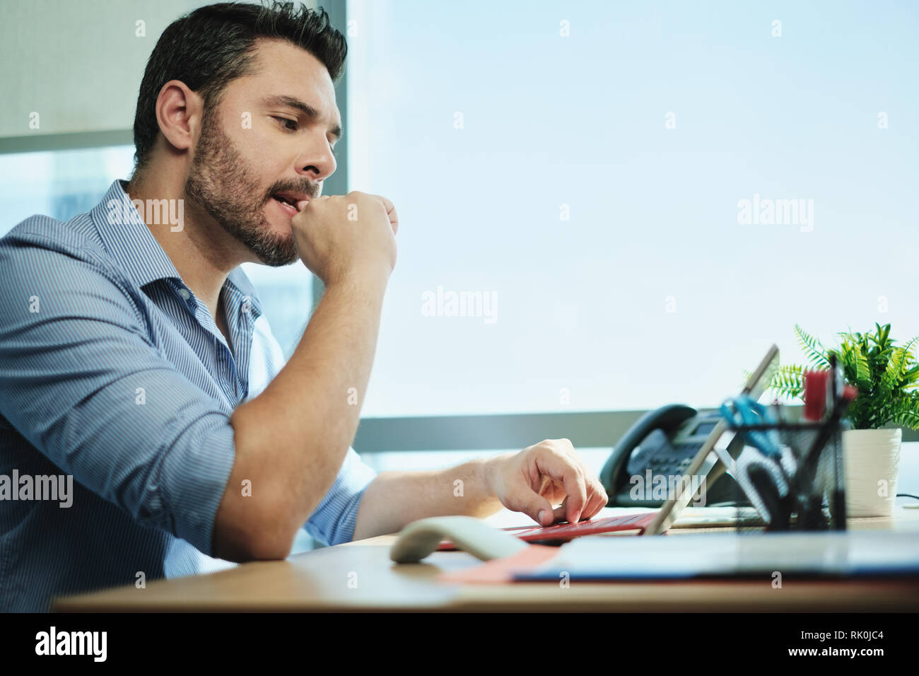 Office angry man hi-res stock photography and images - Alamy
