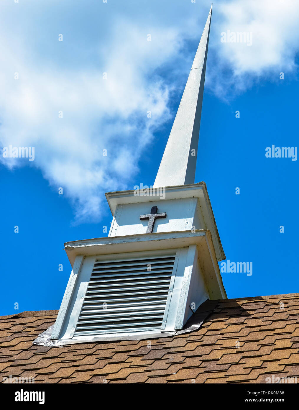 White church steeple hi-res stock photography and images - Alamy
