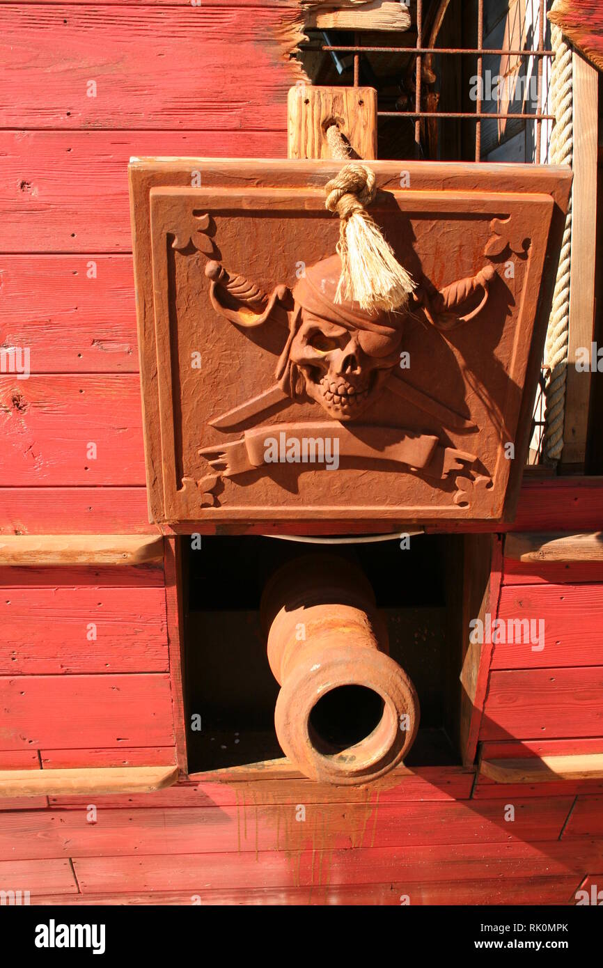 Pirate Ship / Cannons of a pirate ship Stock Photo - Alamy