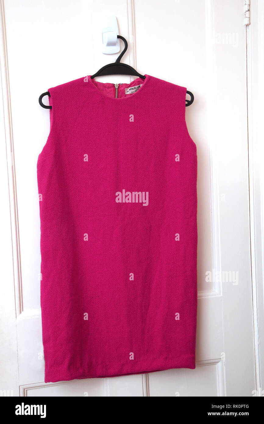 Hot pink dress hi-res stock photography and images - Alamy