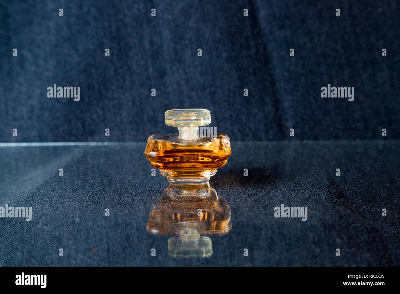 Perfume background hi-res stock photography and images - Alamy