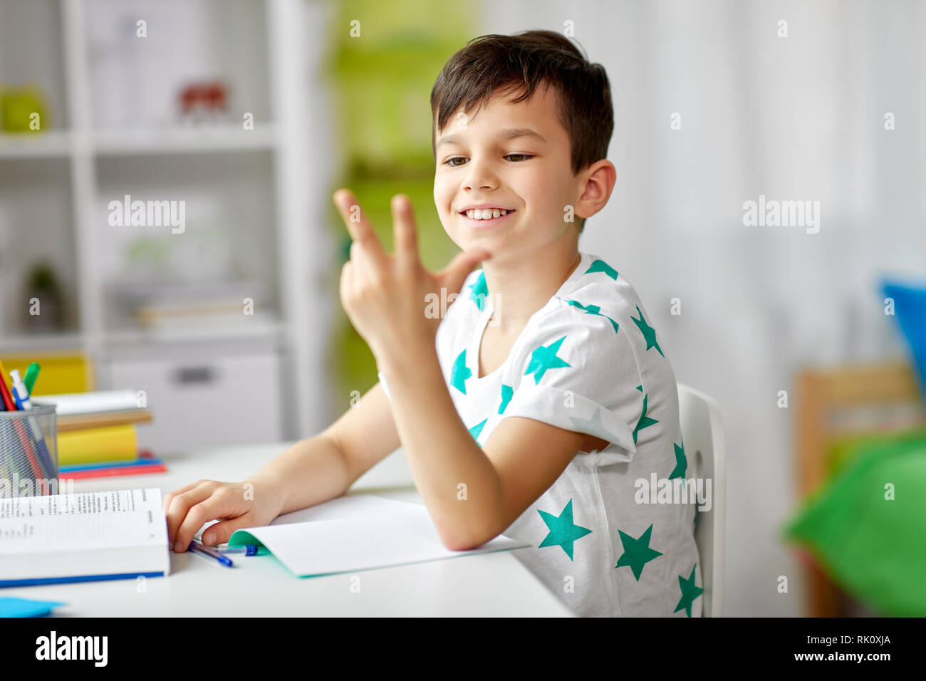 Finger counting child hi-res stock photography and images - Alamy