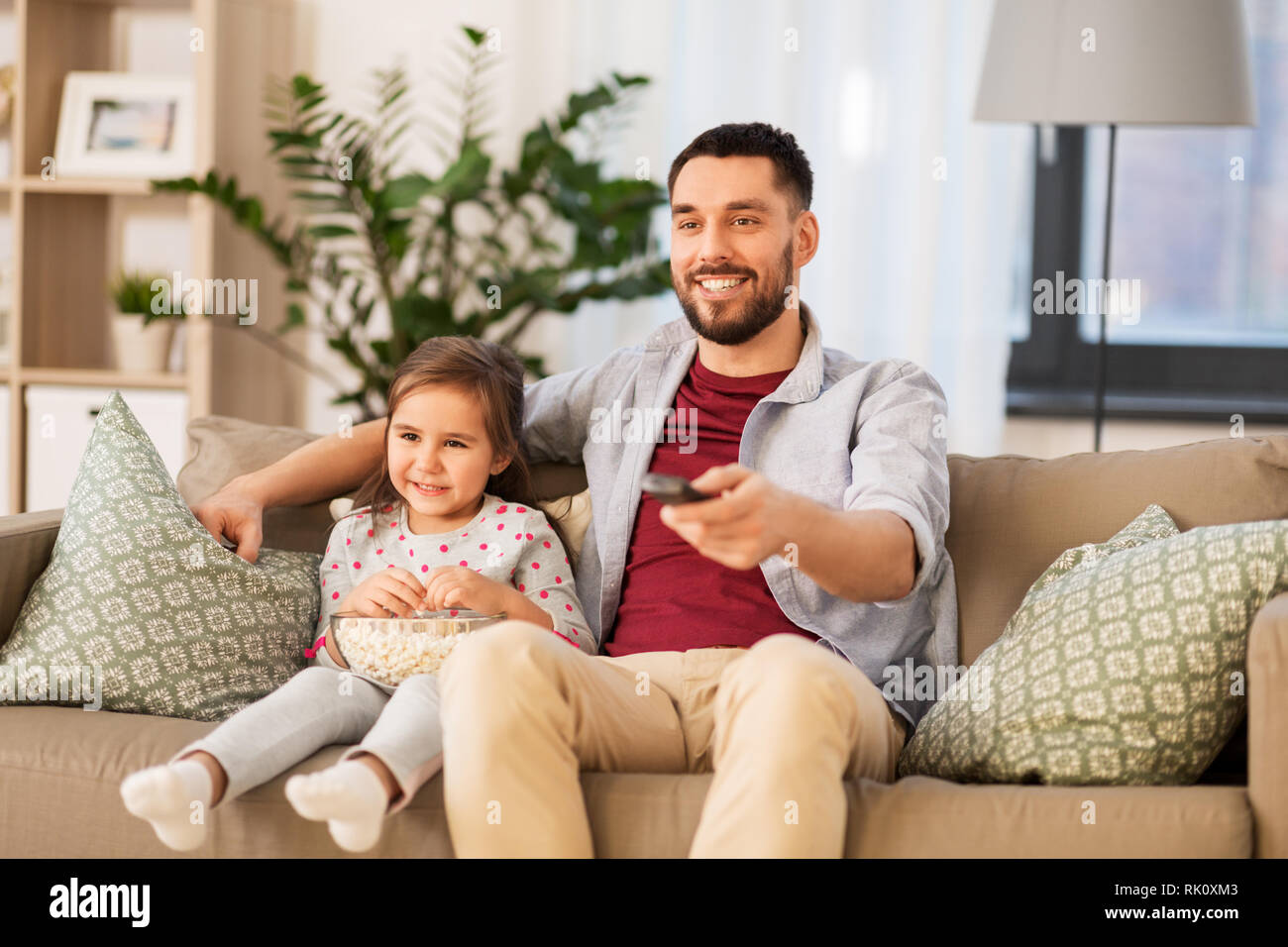 happy father and daughter watching tv at home Stock Photo - Alamy