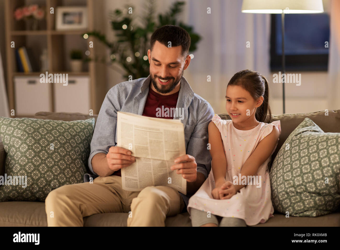 Family reading newspaper hi-res stock photography and images - Alamy