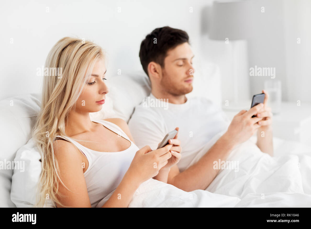 Smartphones in bed hi-res stock photography and images - Alamy