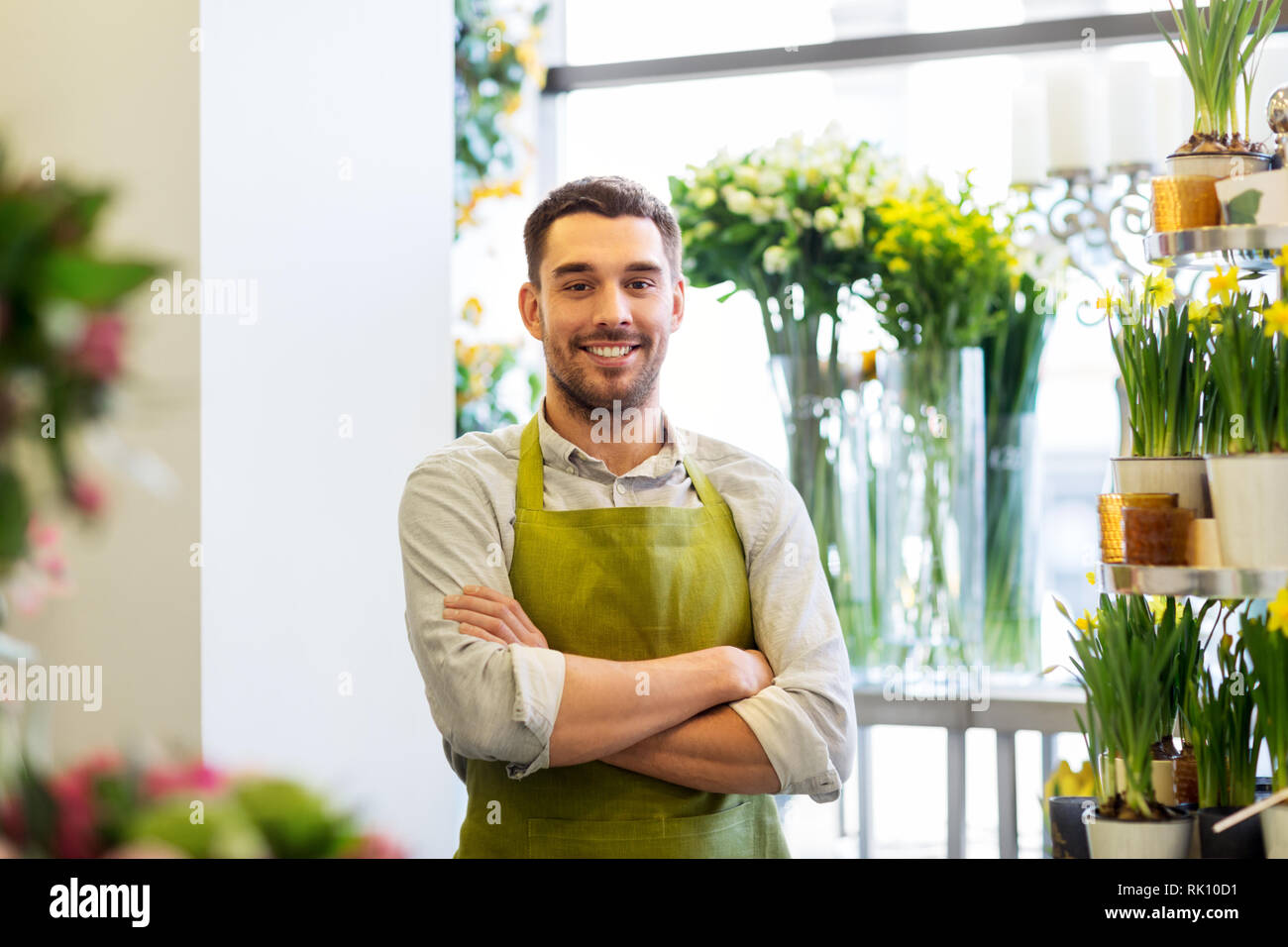 florist man or seller at flower shop counter Stock Photo - Alamy