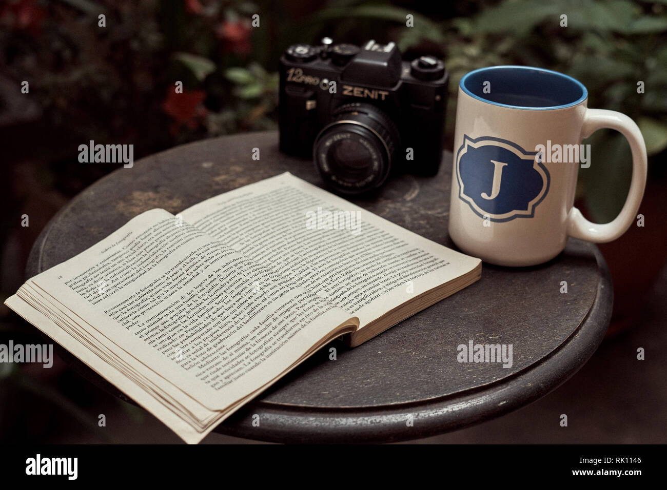 Café y libros Stock Photo - Alamy