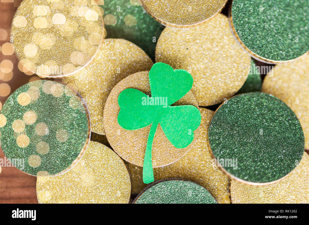 Gold shamrock hi-res stock photography and images - Alamy