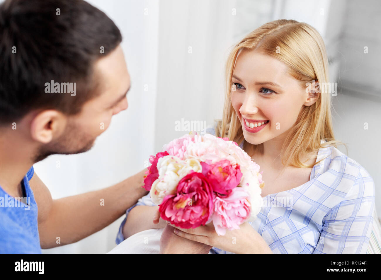 Couple rose giving hi-res stock photography and images - Alamy