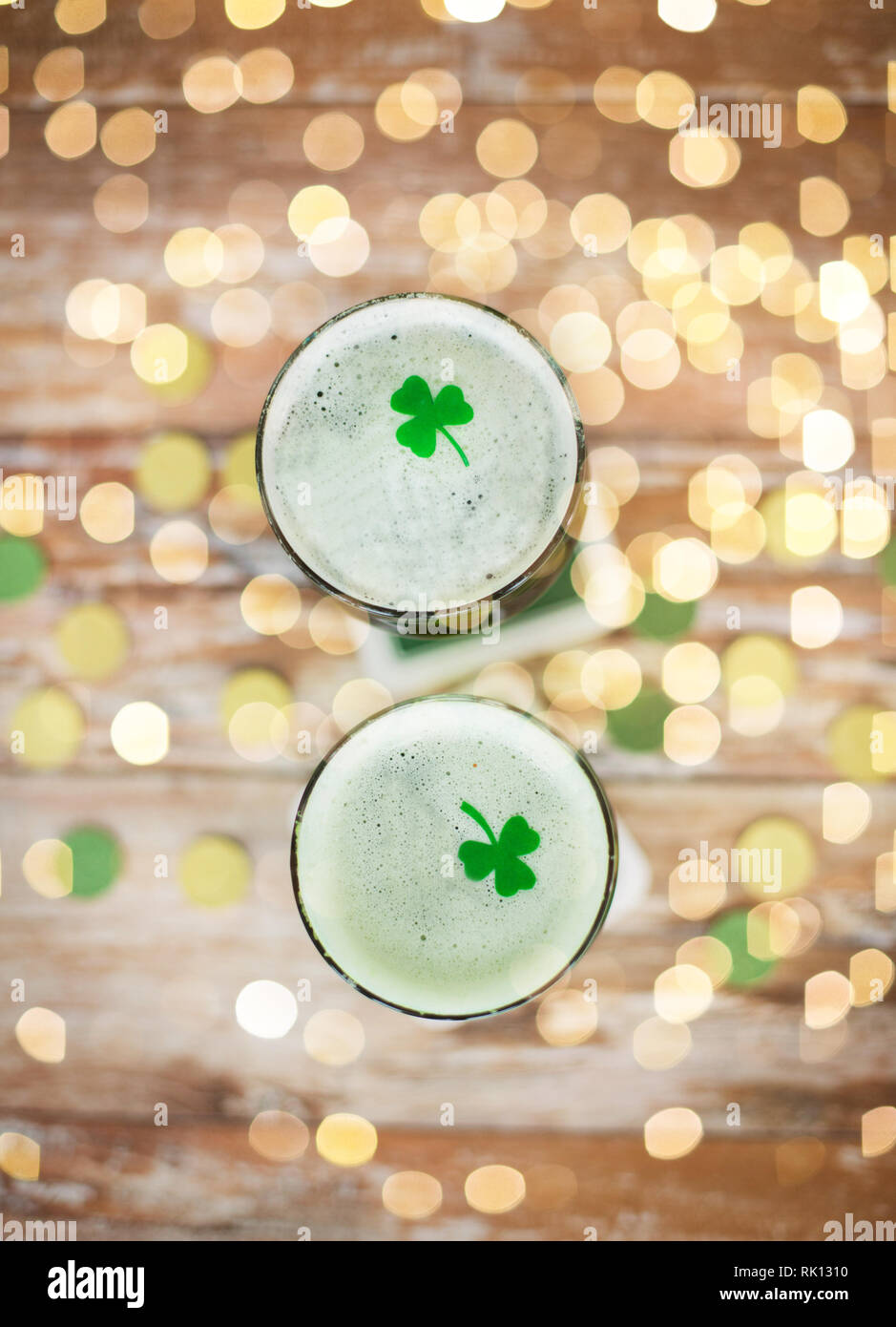 Gold glasses from above hi-res stock photography and images - Alamy