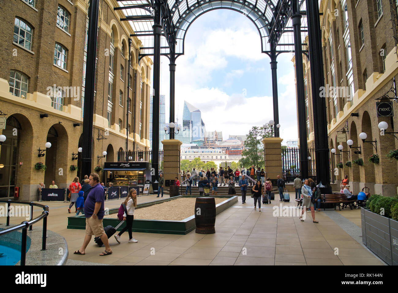 Hays galleria shopping center roof hi-res stock photography and images ...
