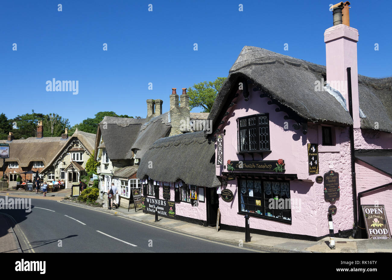 Shanklin village pub traditional hi-res stock photography and images ...