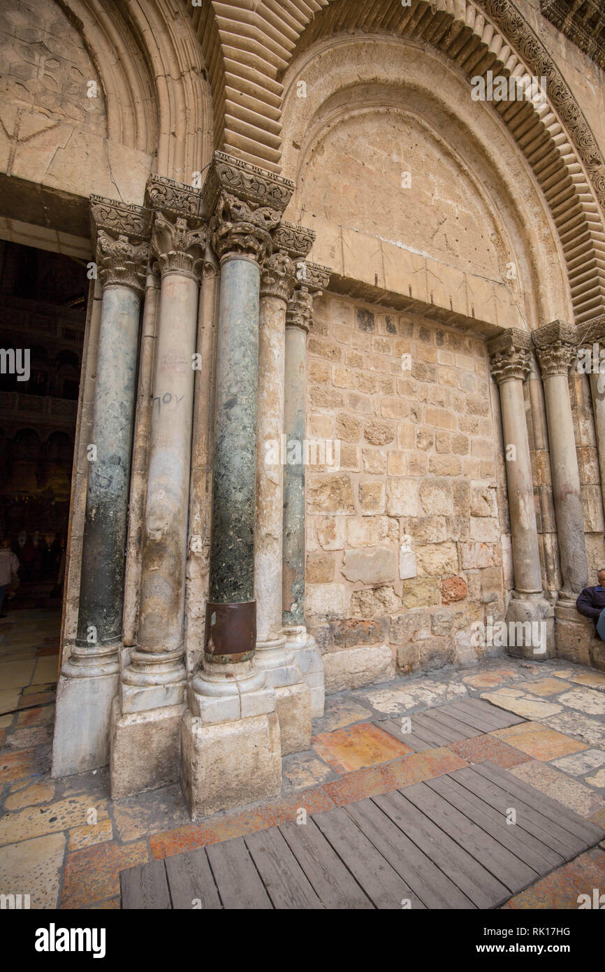 Church columns hi-res stock photography and images - Alamy