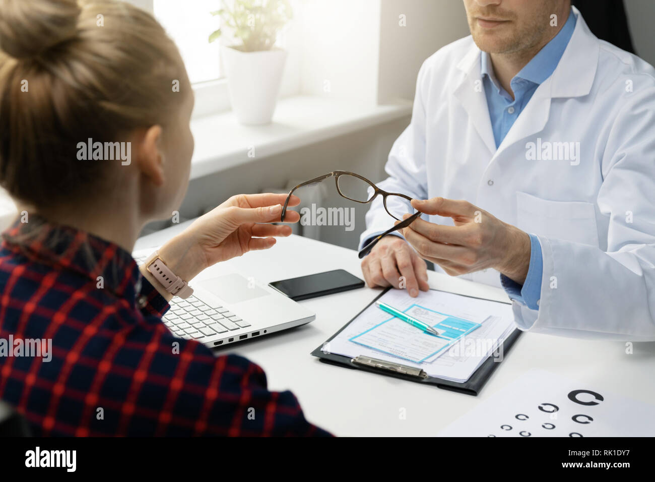 Eyeglasses optometrist hi-res stock photography and images - Alamy