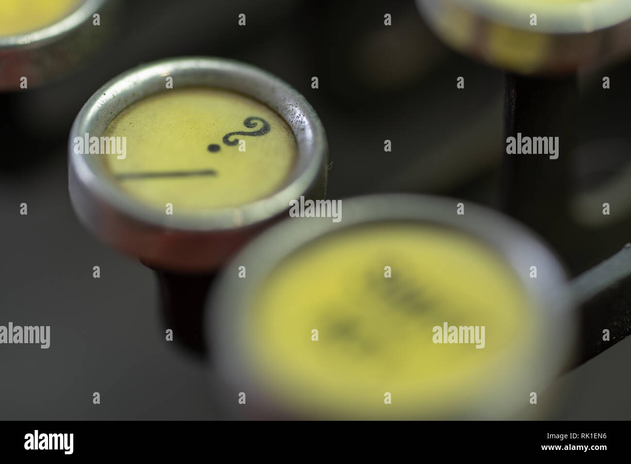 Question mark key vintage typewriter hi-res stock photography and ...