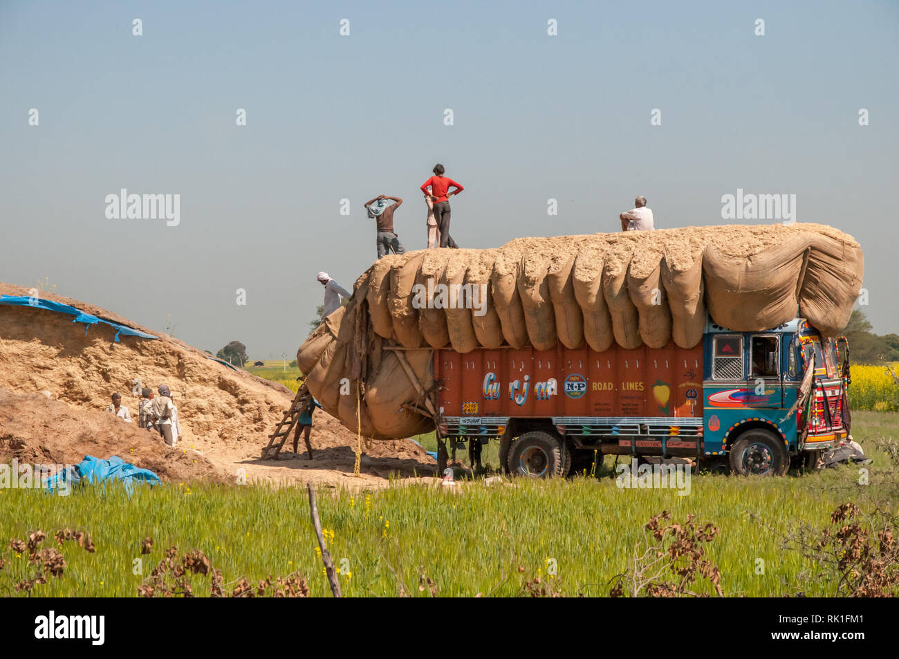 Truck carrying heavy load hi-res stock photography and images - Alamy