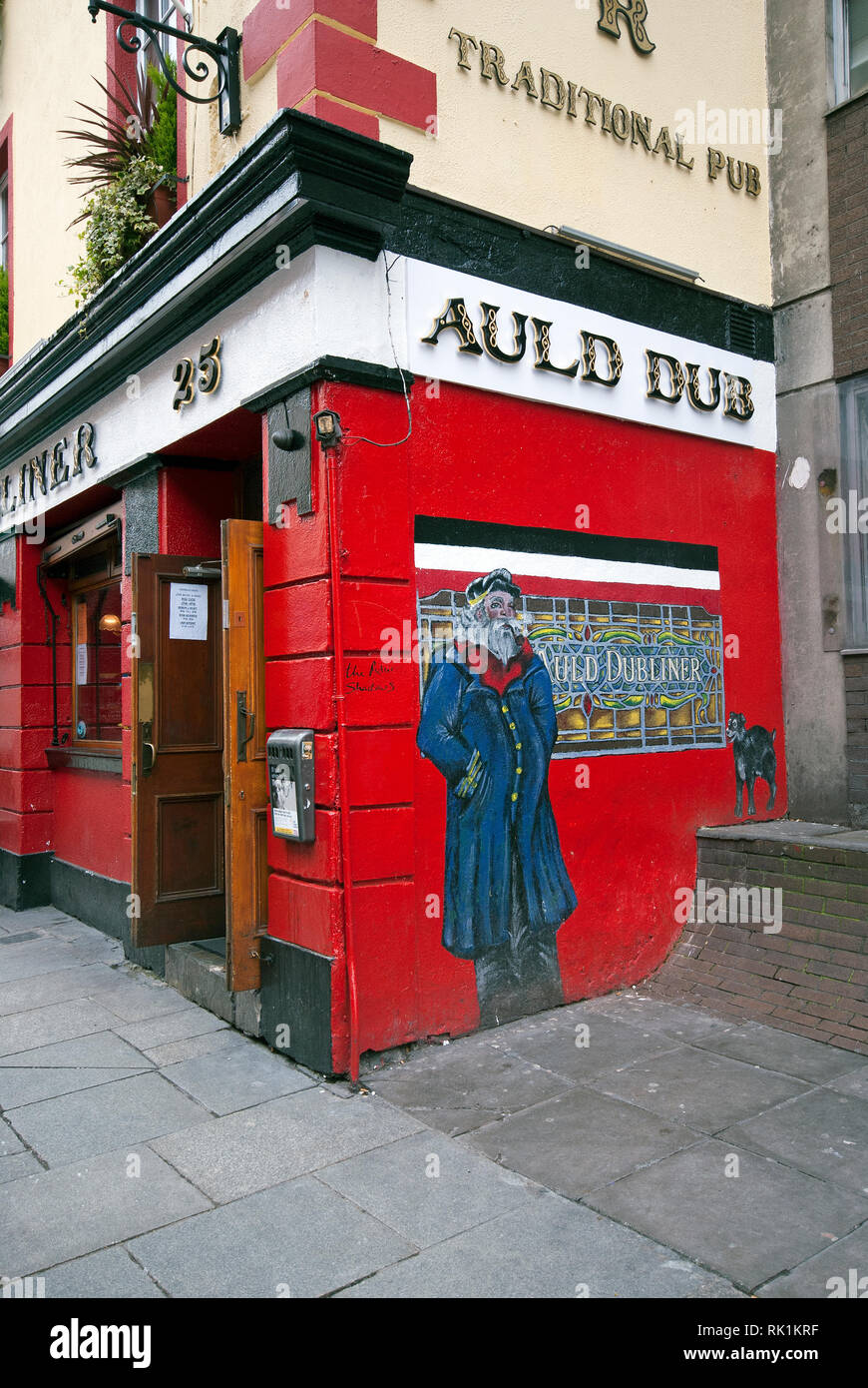 Traditional pub and restaurant The Auld Dubliner in Temple Bar quarter ...