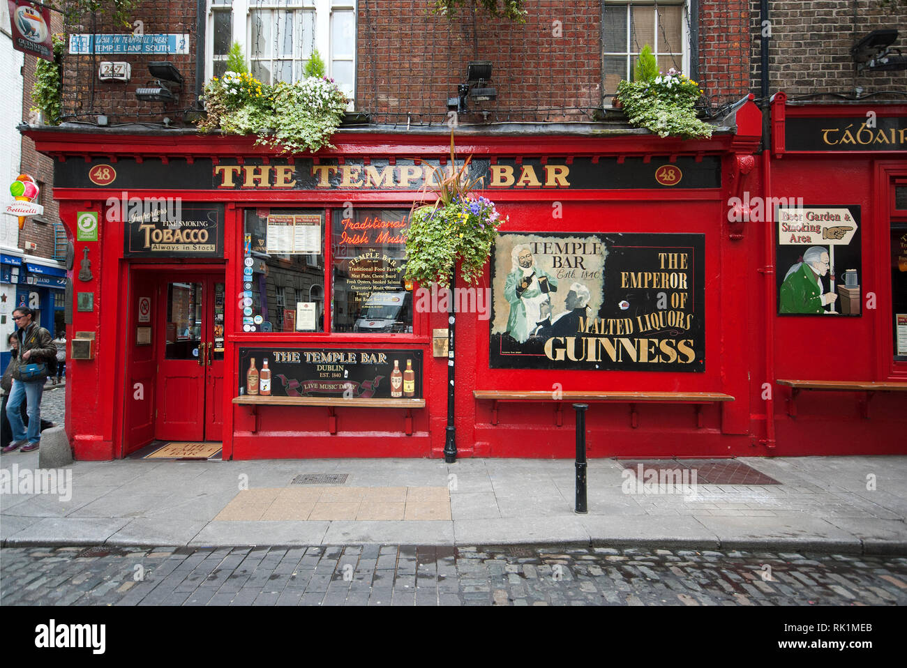 The Temple Bar (established in 1840) in Temple Bar quarter, Dublin ...