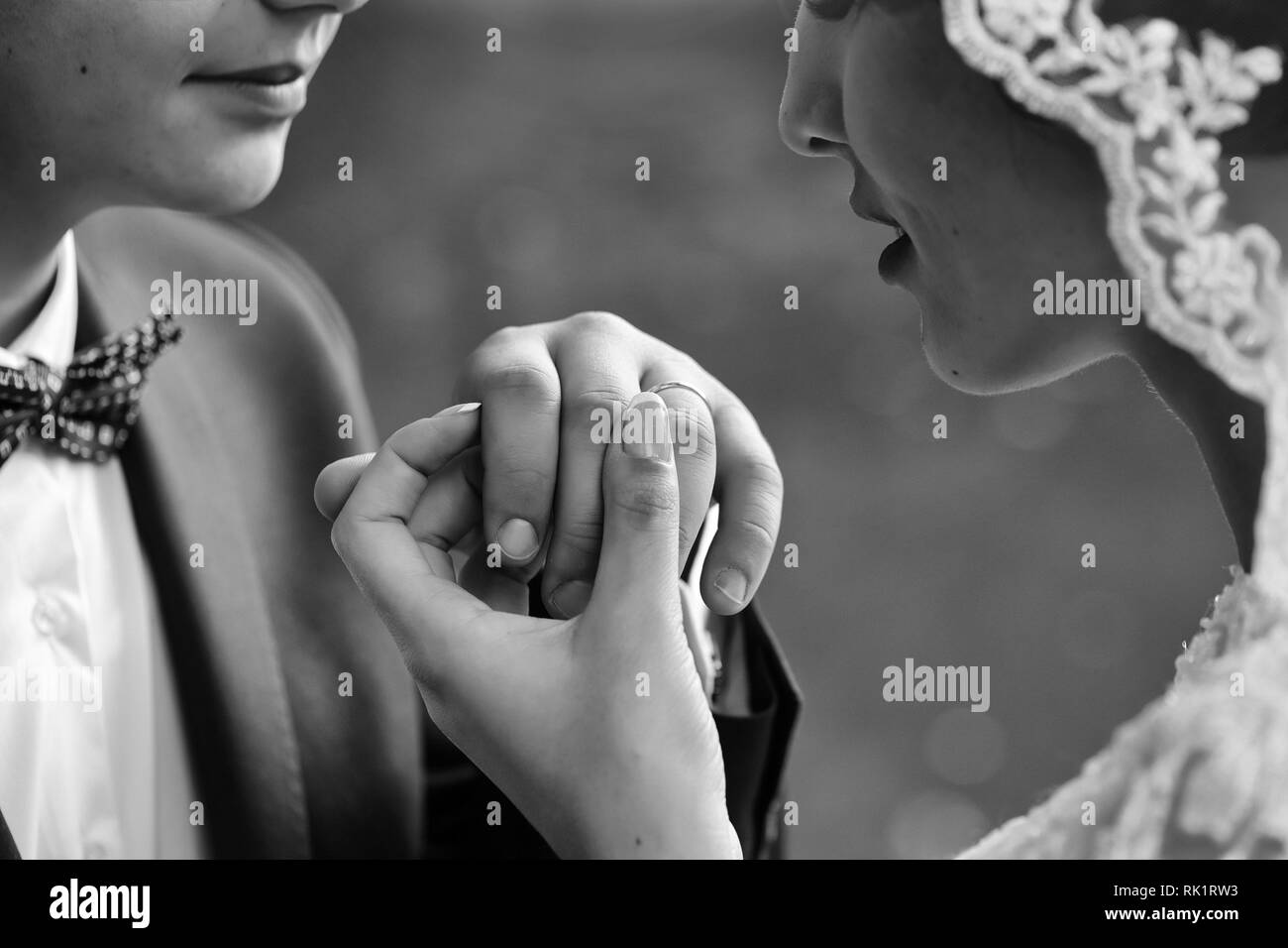 Couple changing rings Stock Photo - Alamy