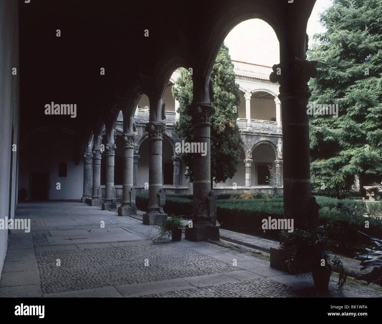 Claustro renacentista hi-res stock photography and images - Alamy