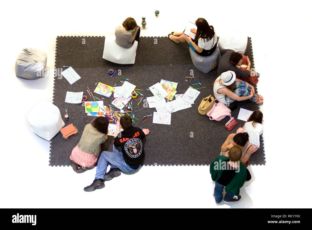 Group drawing activity hi-res stock photography and images - Alamy