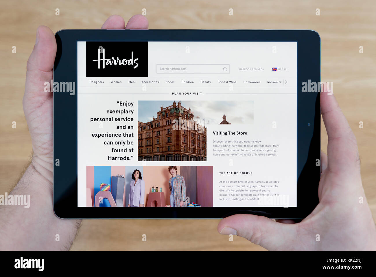 Harrods logo hi-res stock photography and images - Alamy