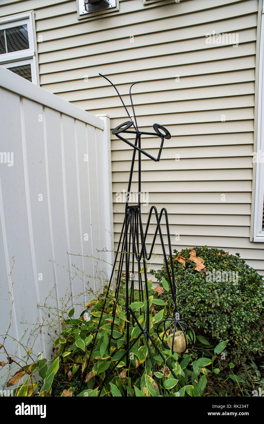 Garden sculpture praying mantis Stock Photo - Alamy