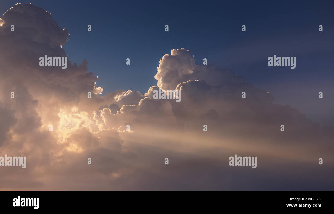 Cloud horizontal hi-res stock photography and images - Alamy
