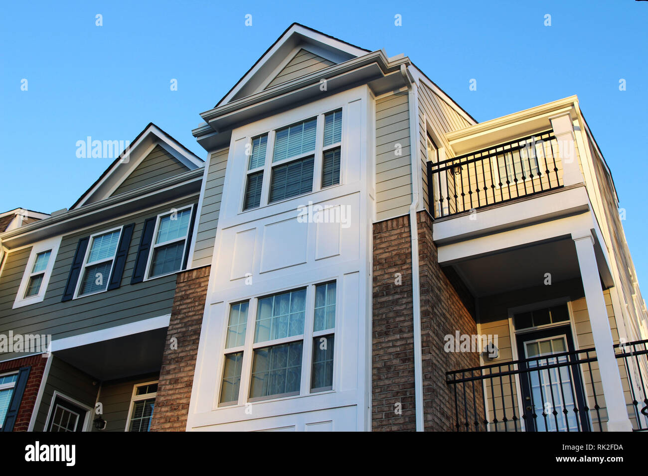 Suburban townhouses hi-res stock photography and images - Alamy