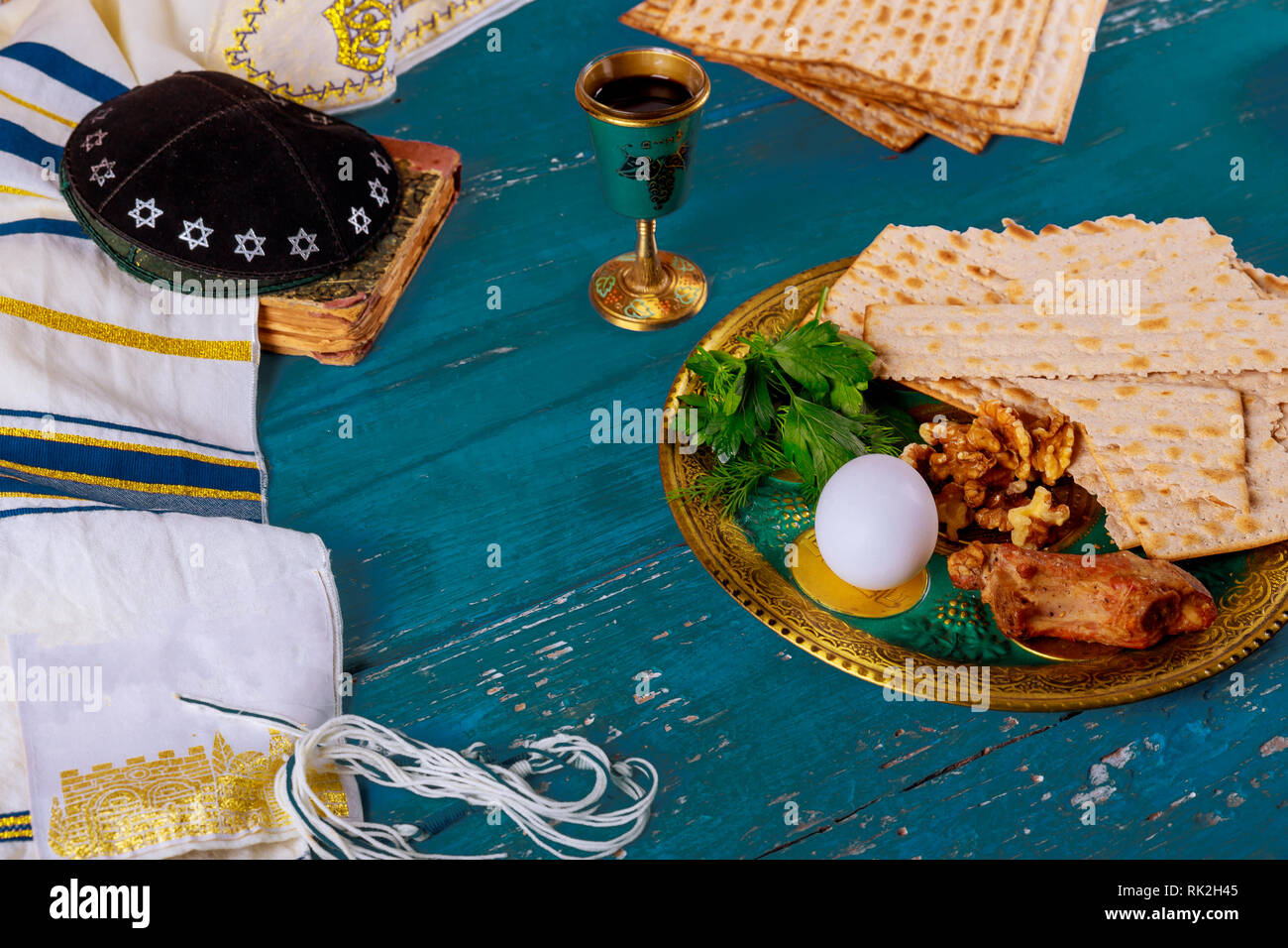Jewish passover plate hi-res stock photography and images - Alamy