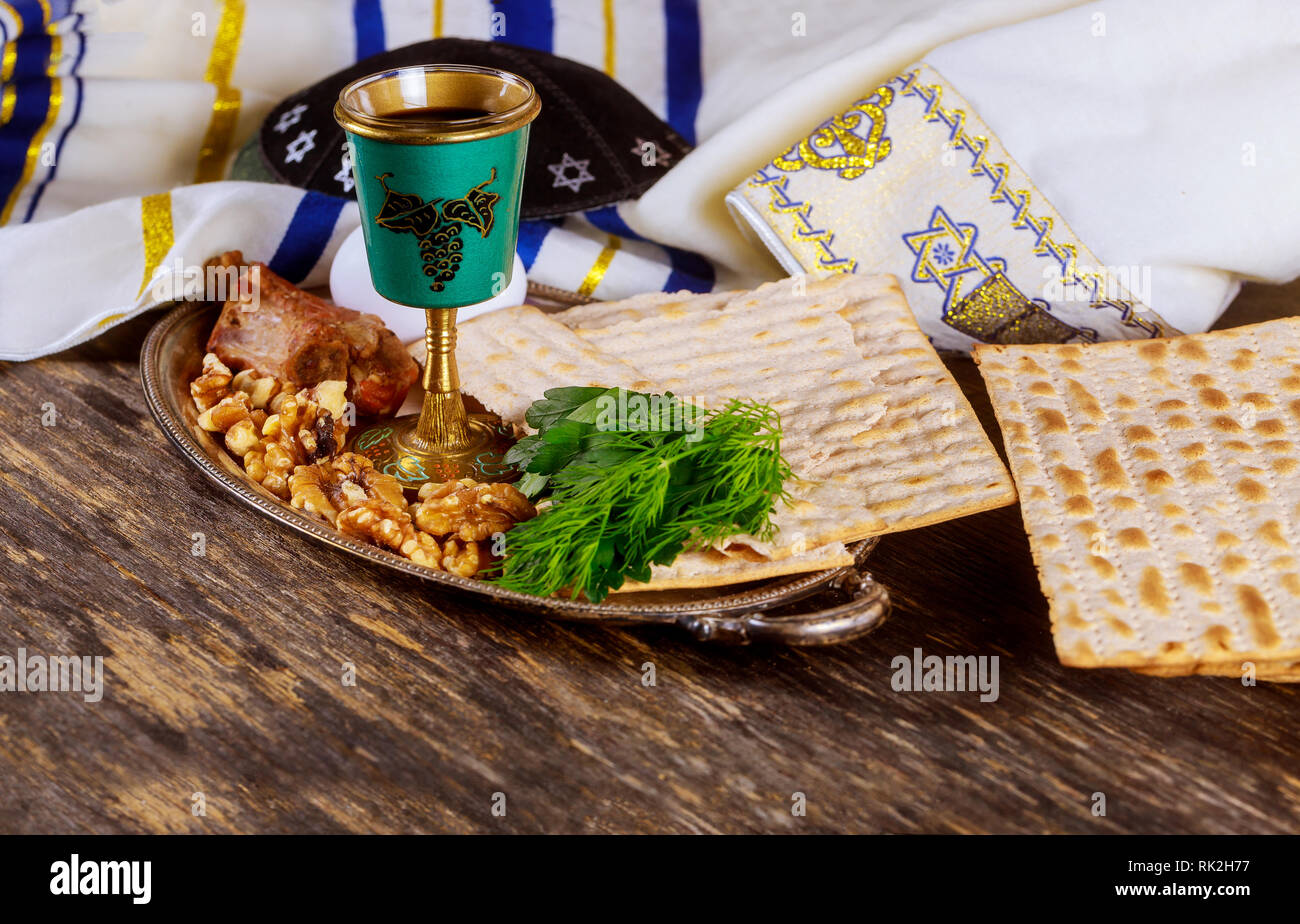 Seder plate hi-res stock photography and images - Alamy
