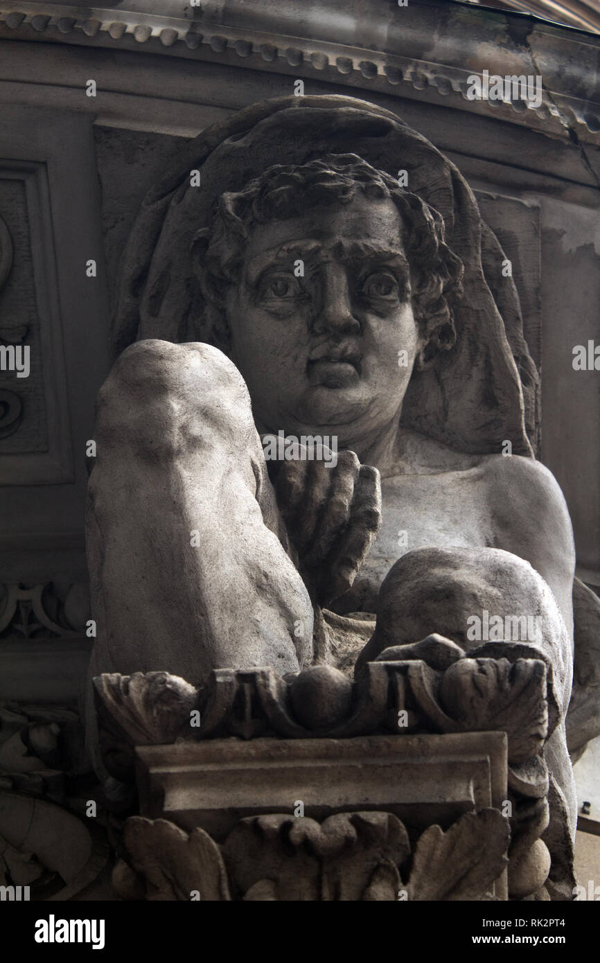 Kneeling figure hi-res stock photography and images - Alamy