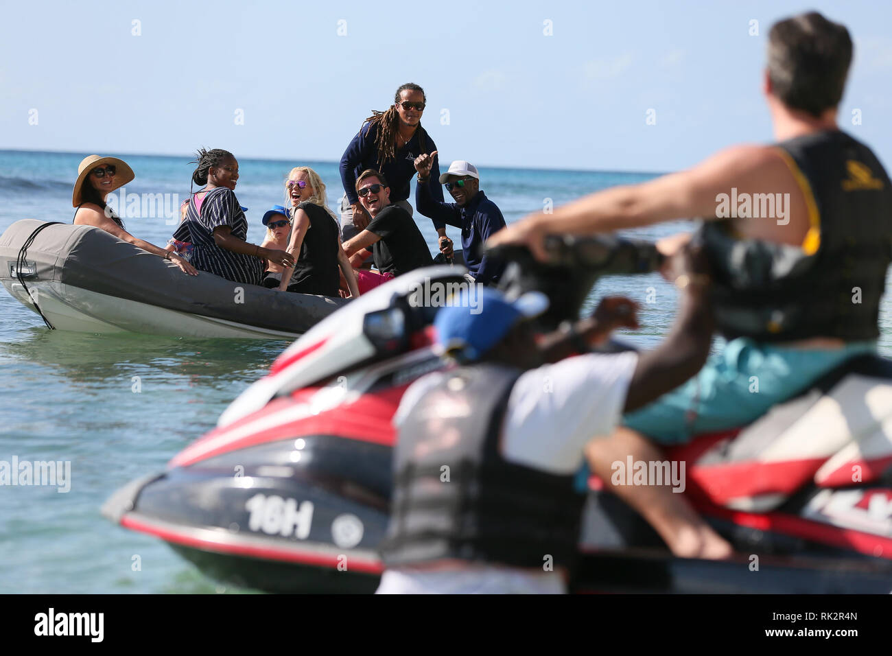 Simon Cowell, Lauren Silverman, and their son Eric board a boat during ...