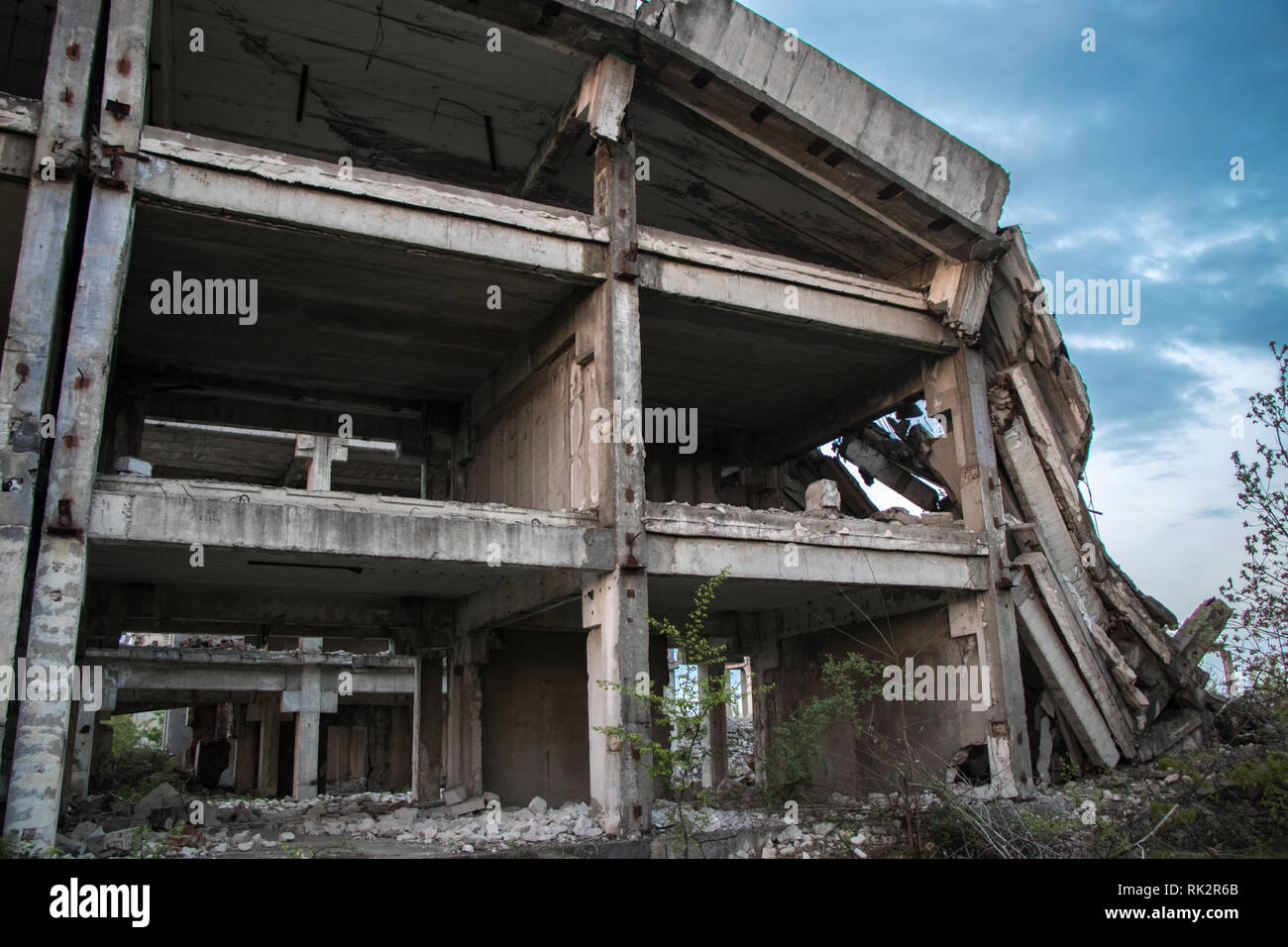 A demolished concrete building from a disaster Stock Photo - Alamy