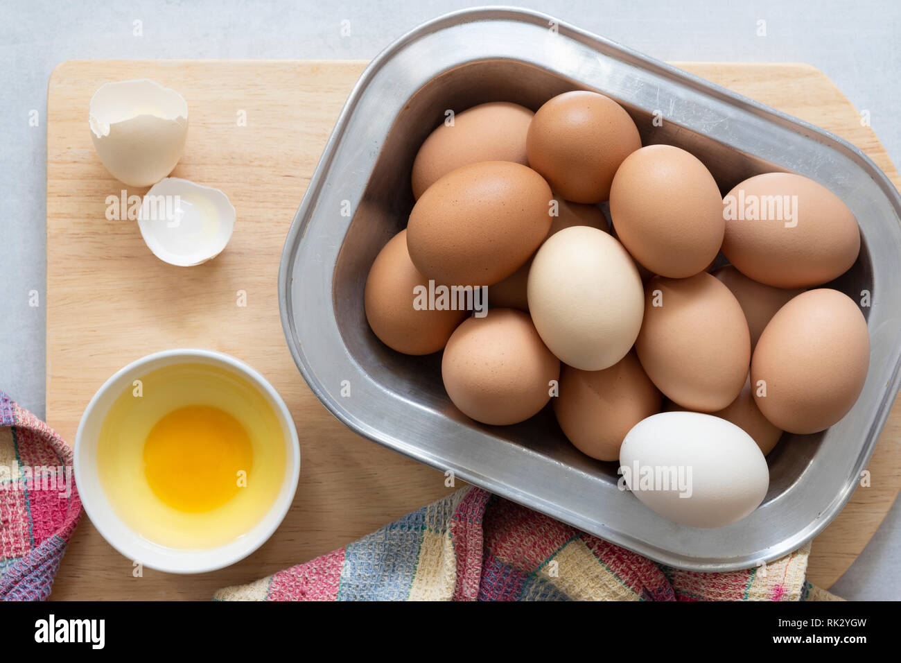 Egg shells dish hi-res stock photography and images - Alamy