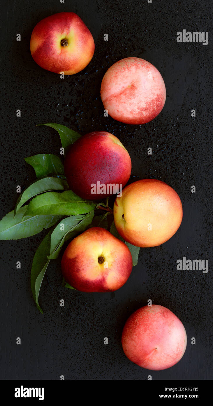 Yellow nectarines hi-res stock photography and images - Alamy