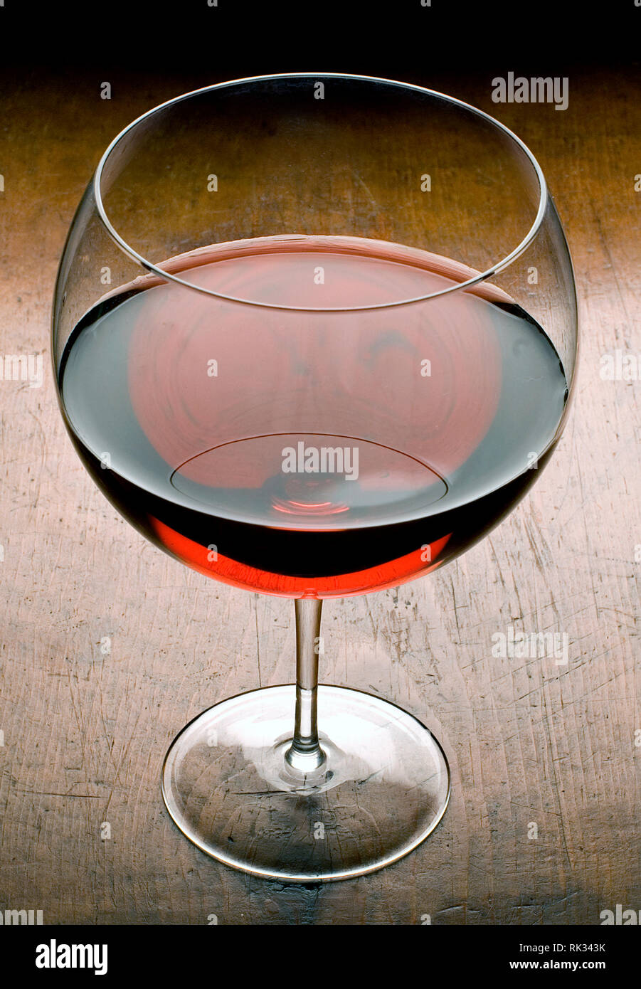 wine glass pour red Stock Photo - Alamy
