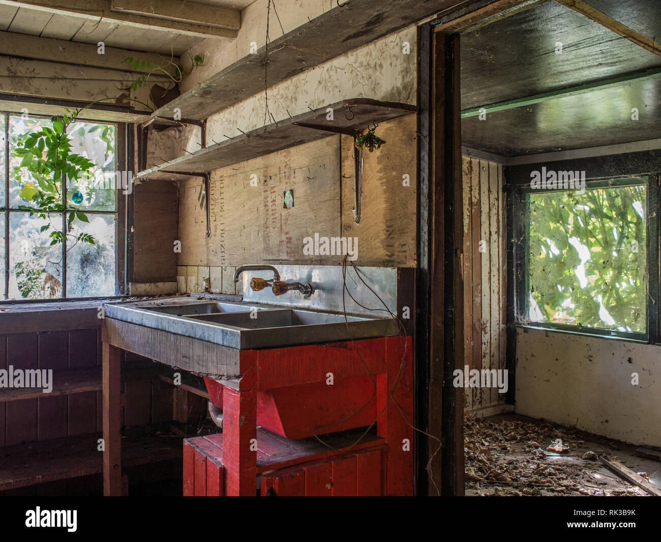 Derelict kitchen hi-res stock photography and images - Alamy